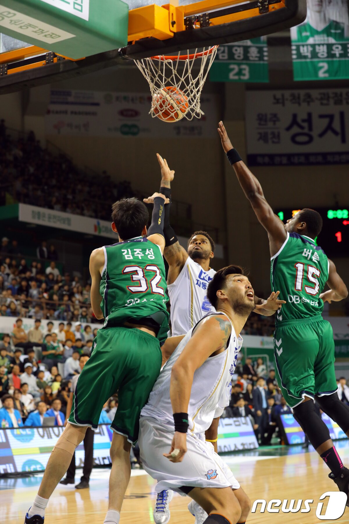 [프로농구 화보] 원주 DB프로미, 81대76 전주KCC 꺾어 - 뉴스1