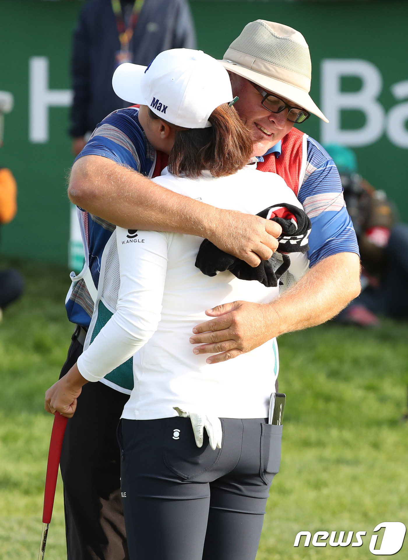 고진영 '승리의 포옹' - 뉴스1