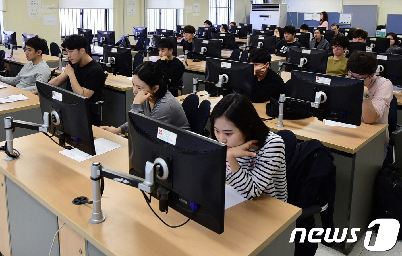 제8회 TOPCIT 정기평가 '집중의 눈길' - 뉴스1