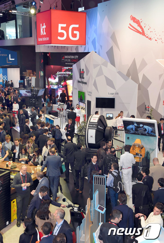 MWC 2017 KT 전시장 북적이는 인파 - 뉴스1