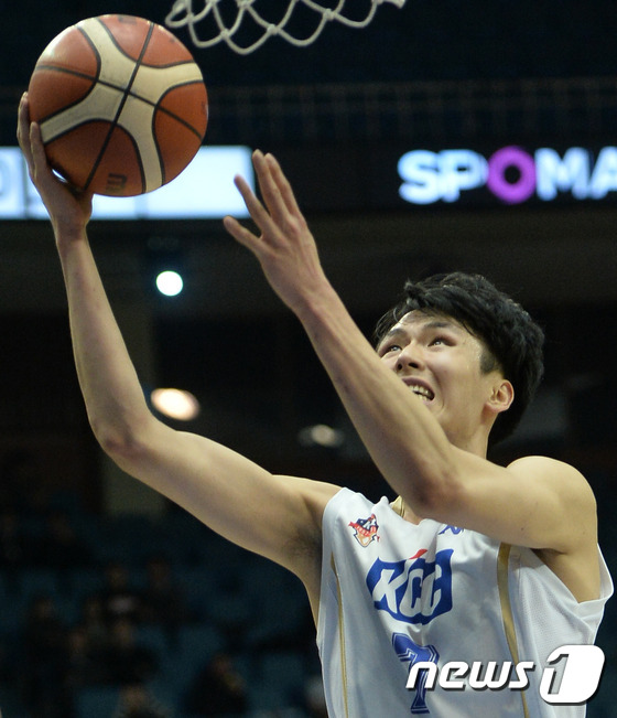 날아오른 송교창 - 뉴스1