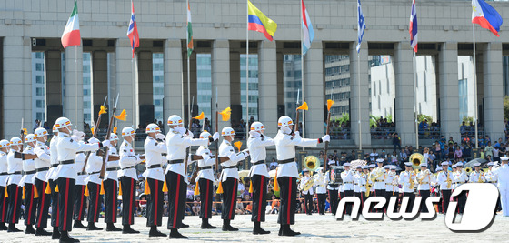 '늘름한 의장대' - 뉴스1