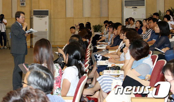 학부모, 교사와 대화 나누는 조희연 교육감 - 뉴스1