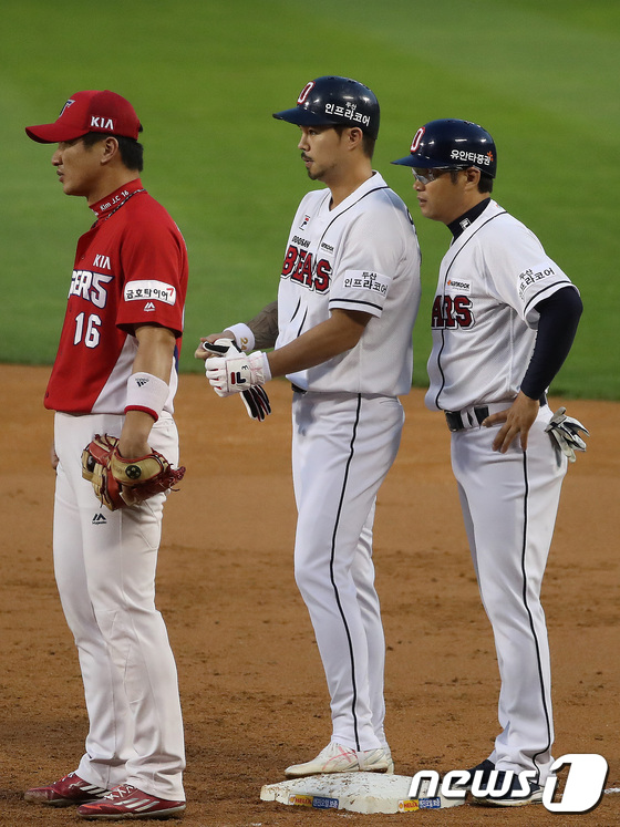 오재원 '안타쳤어요' - 뉴스1