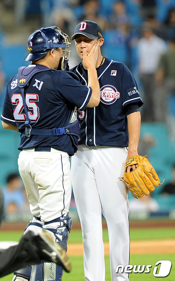 기뻐하는 두산 선수들 - 뉴스1