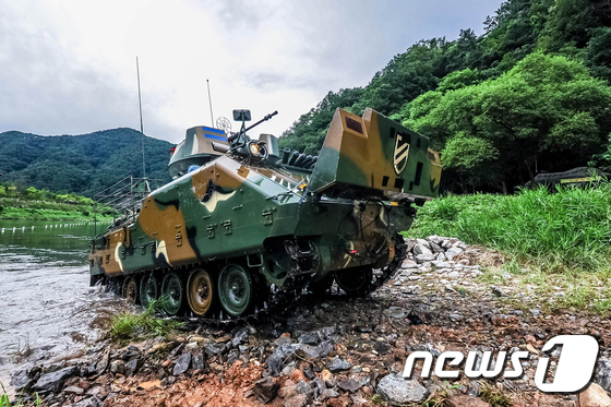 물에서 나온 K200 장갑차 뉴스1