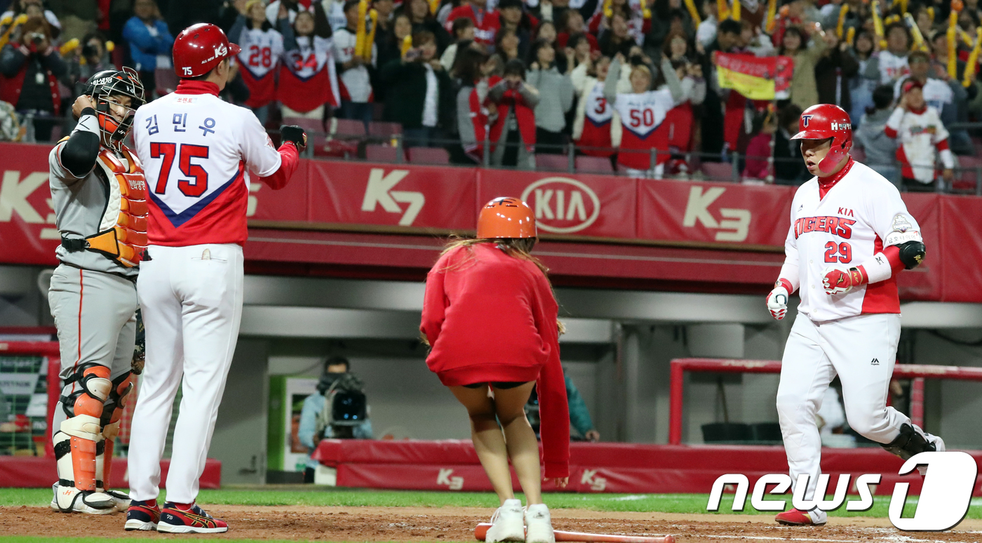 쓰리런포 치고 들어오는 나지완 - 뉴스1