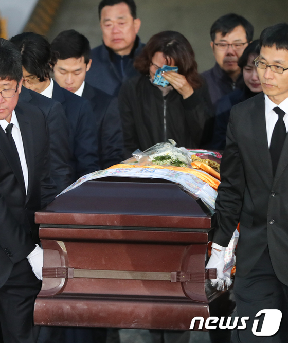 '히말라야 원정대' 시신 도착...눈물 속 빈소로 이동 - 뉴스1