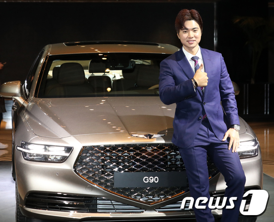 제네시스 G90 앞에선 이형준 - 뉴스1