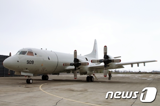초계비행 앞두고 점검 중인 해군 해상초계기 'P-3C' - 뉴스1