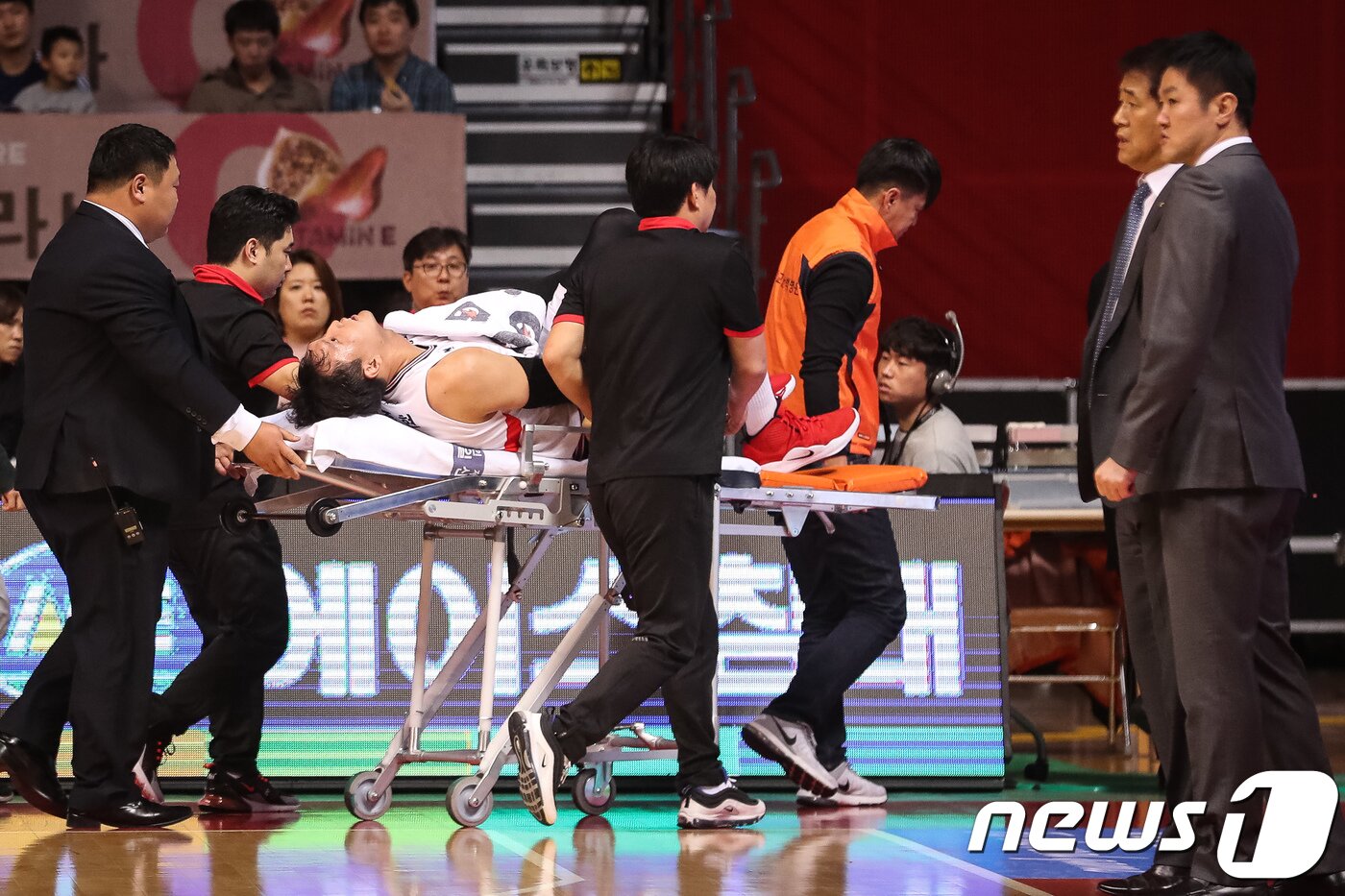 '비운의 1순위' 이종현, 눈물의 트레이드…KCC서 부활의 날갯짓 펼칠까 - 뉴스1