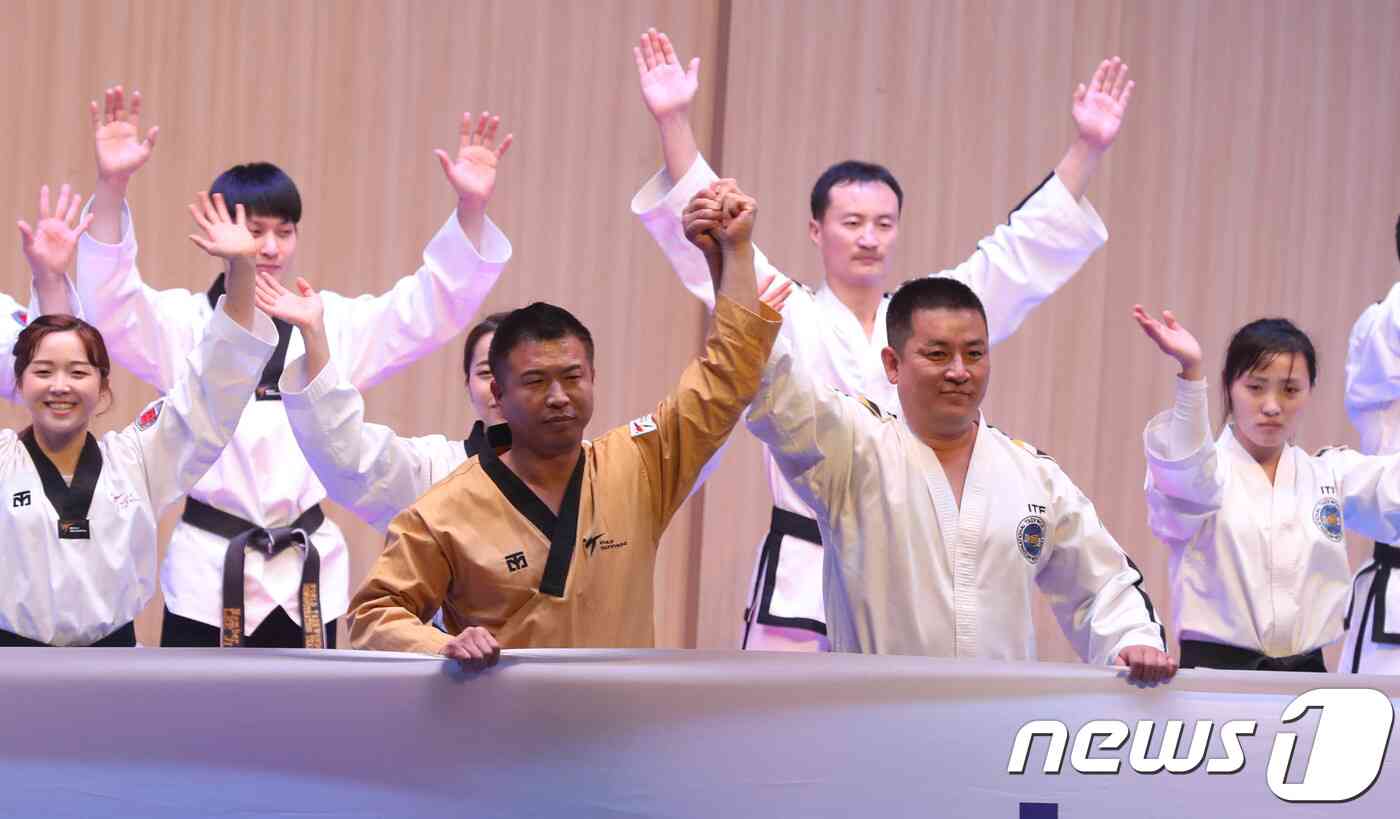 [화보] 남북 태권도 시범단 합동공연…속초시민 박수갈채 - 뉴스1