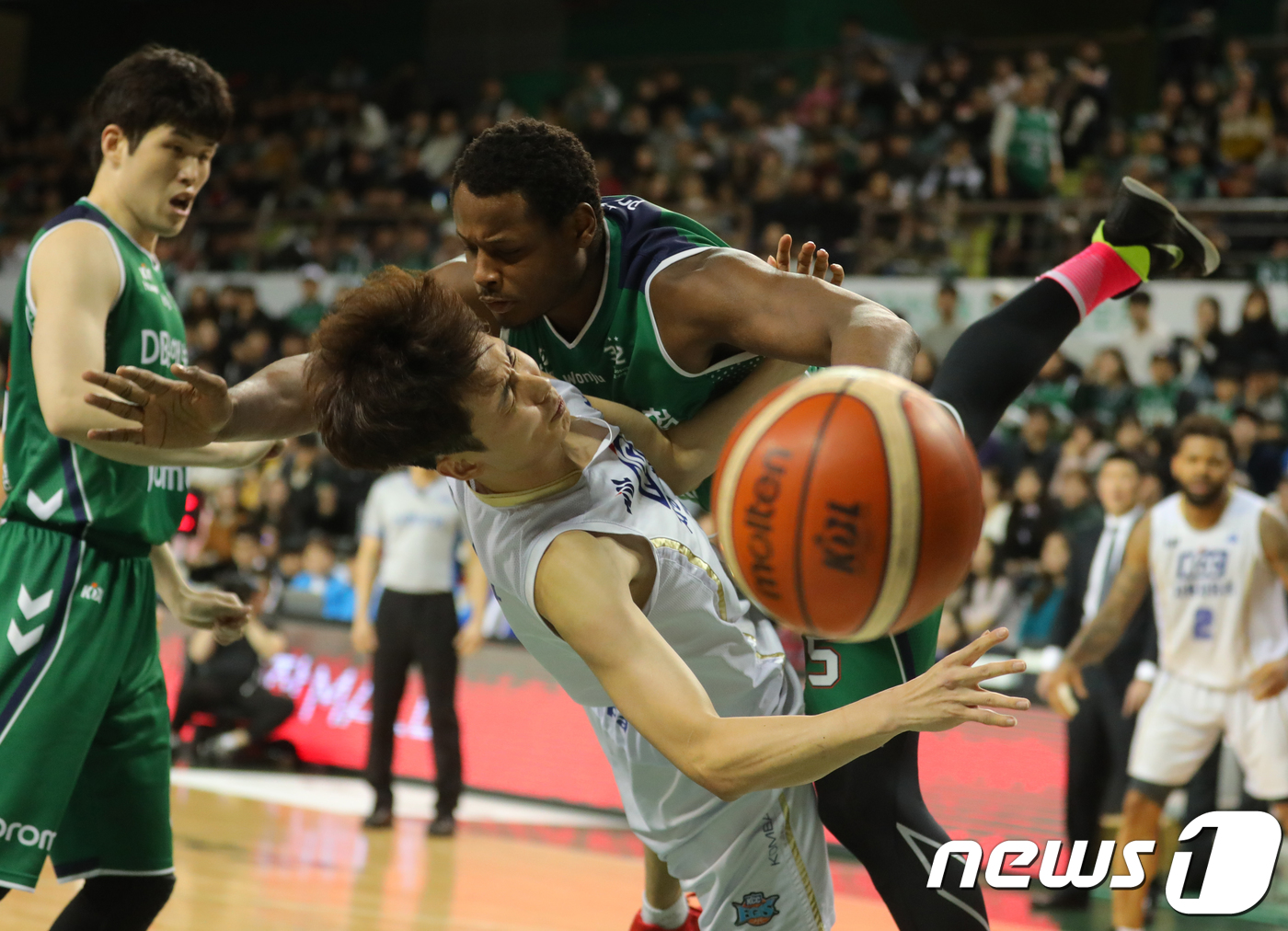 전주KCC 손교창과 충돌하는 원주DB 버튼 - 뉴스1