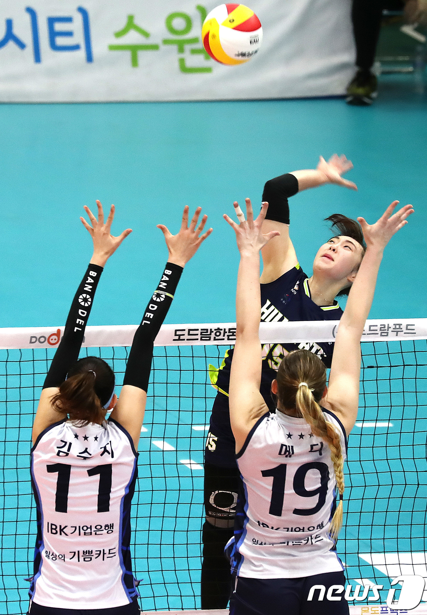 현대건설 황민경 '더 높이 공격!' - 뉴스1