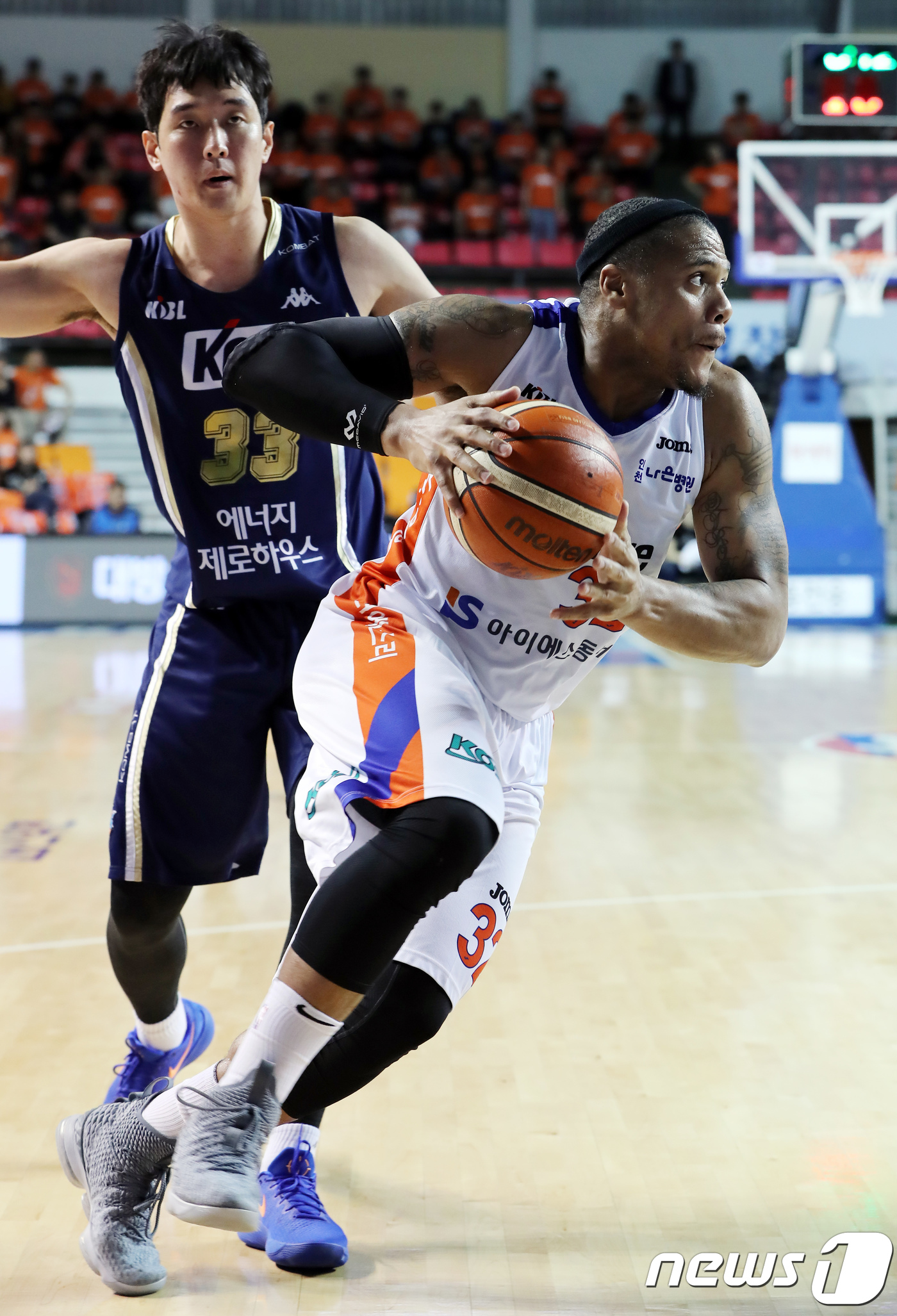 골 밑으로 돌파하는 네이트 밀러 - 뉴스1