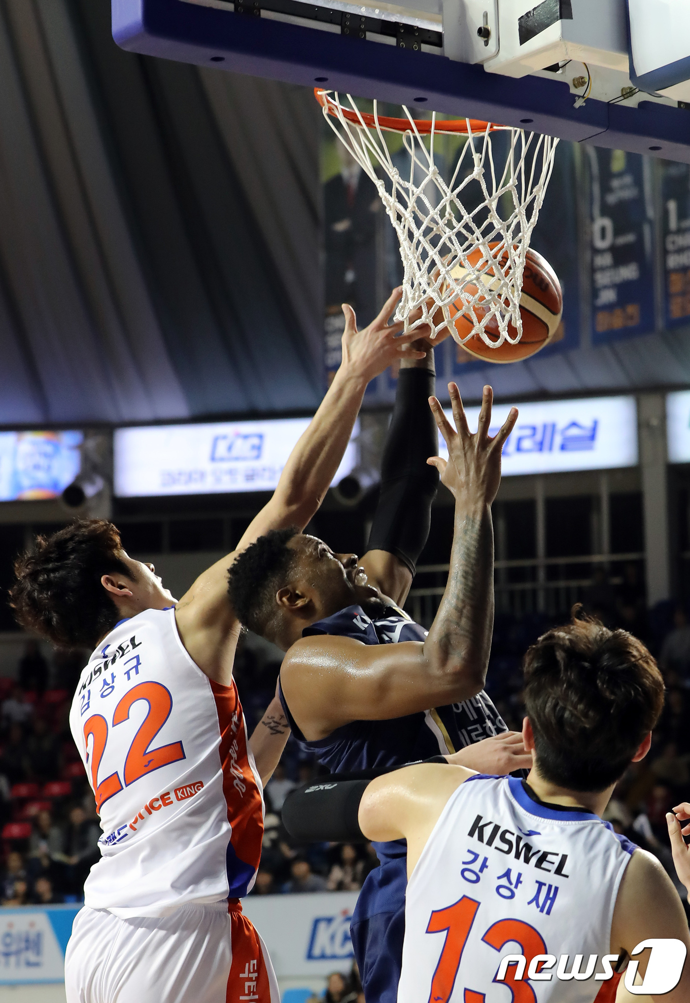 로드 '어려운 자세로 슈팅' - 뉴스1