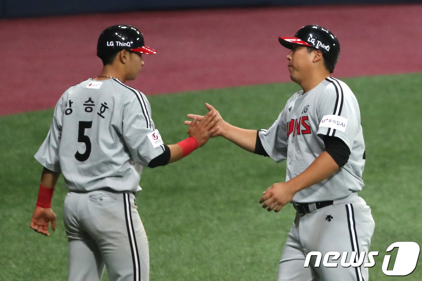 강승호-김현수 '승리하자' - 뉴스1