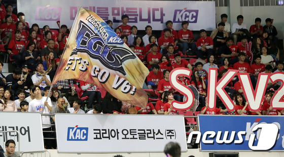 응원하는 KCC-SK 팬들 - 뉴스1