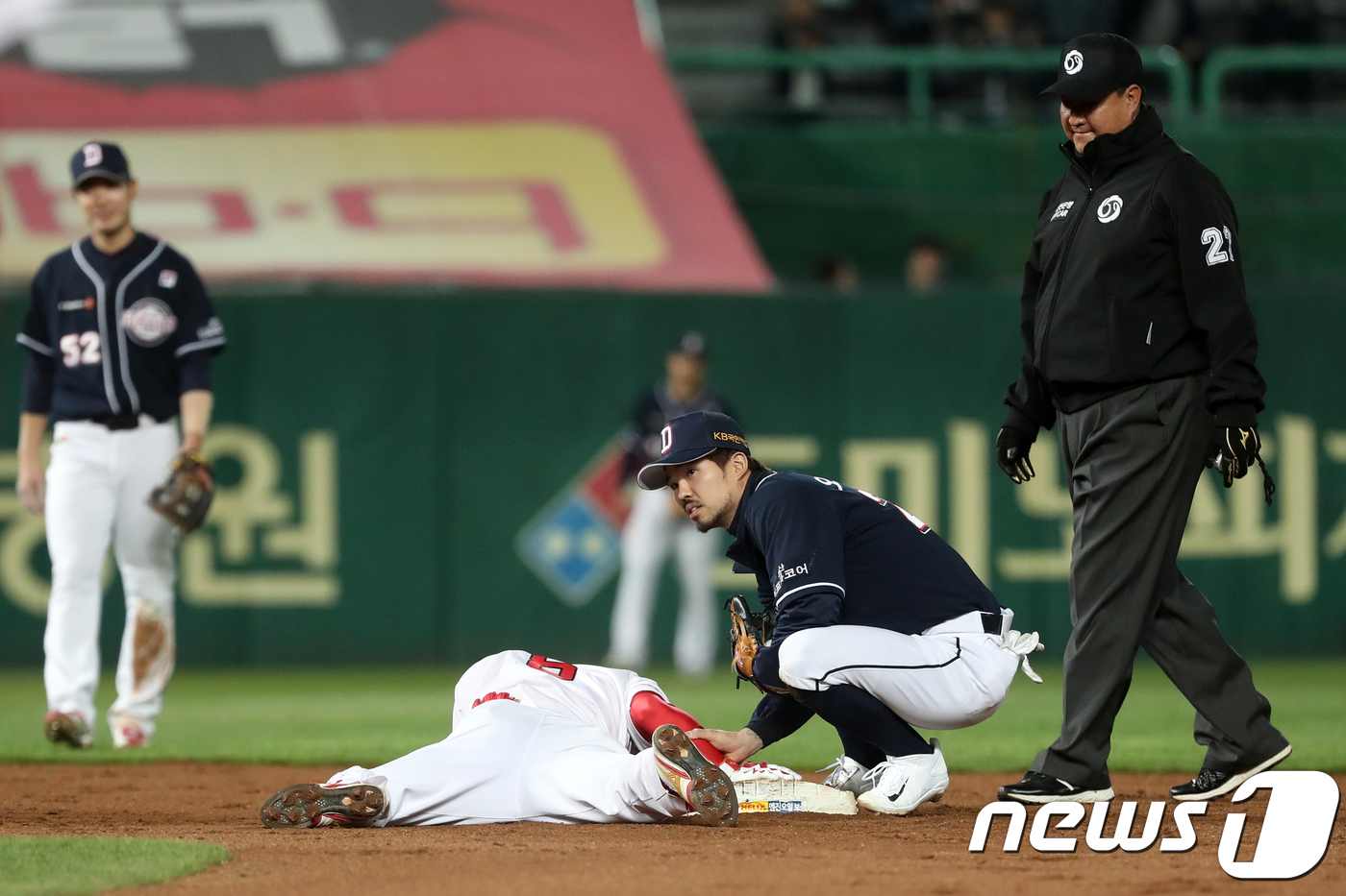 고통 호소하는 SK 김성현 - 뉴스1