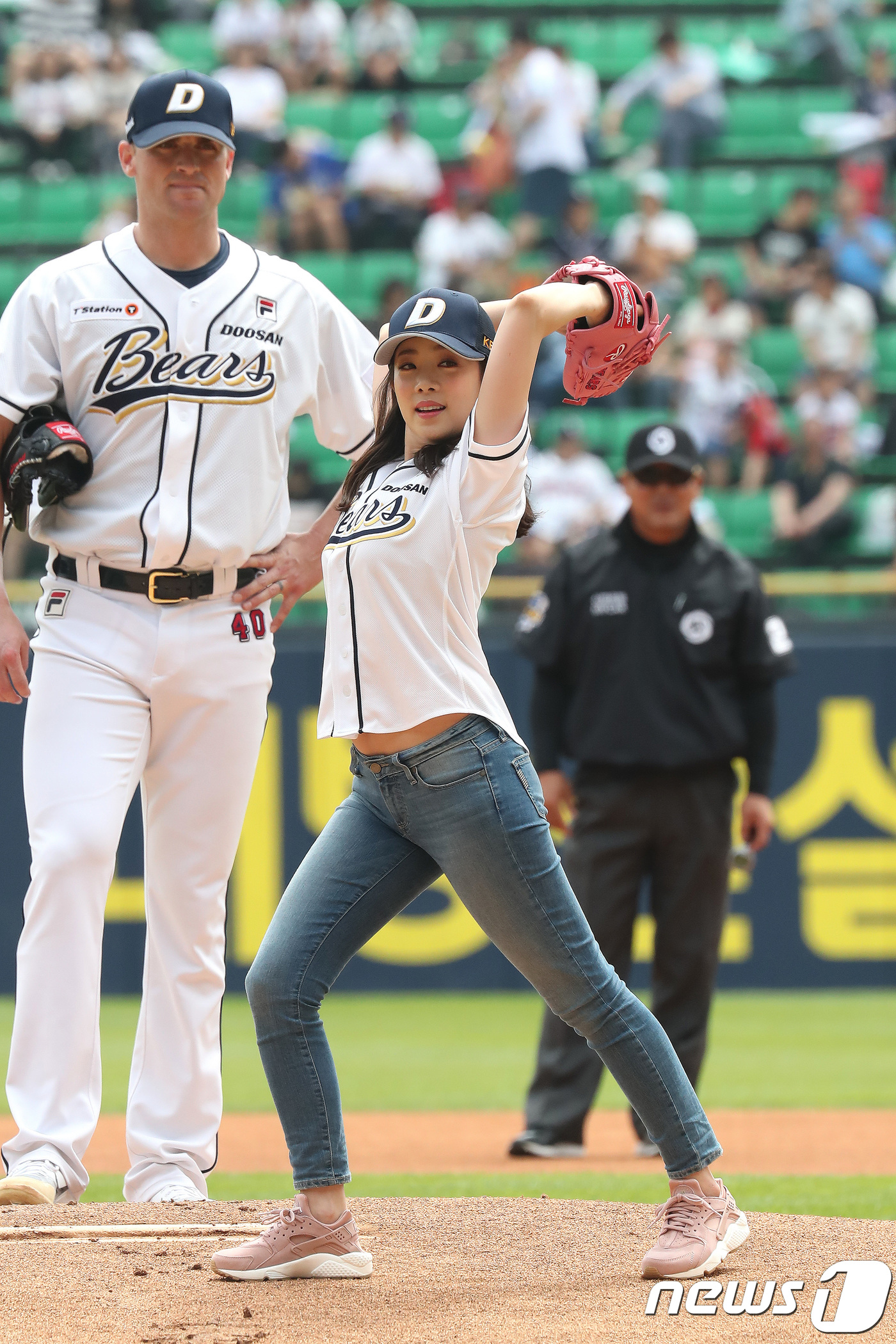 박은영 아나운서 '섹시한 시구' - 뉴스1