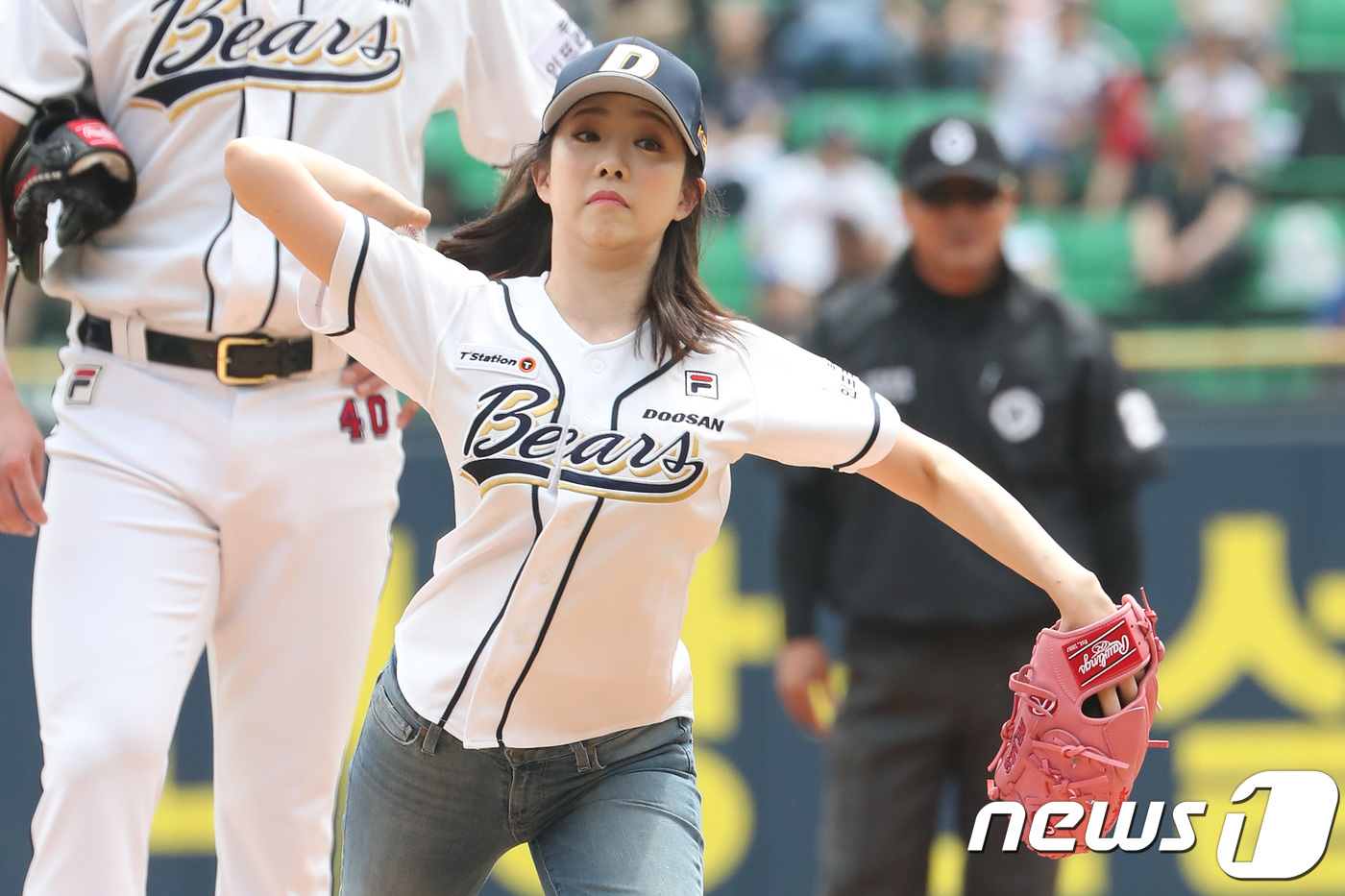 박은영 아나운서 시구 '진짜 선수 같죠?' - 뉴스1