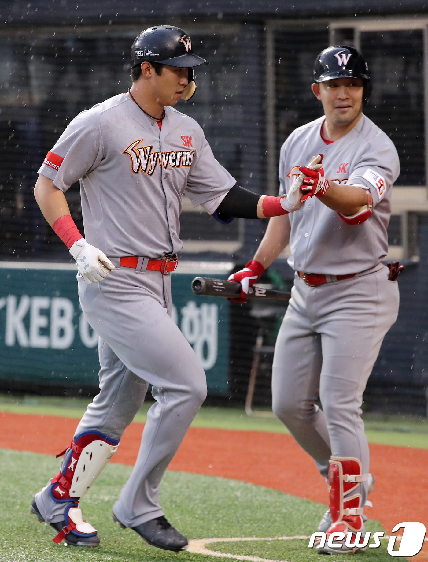 SK 김동엽 '솔로홈런 쳤어요' - 뉴스1