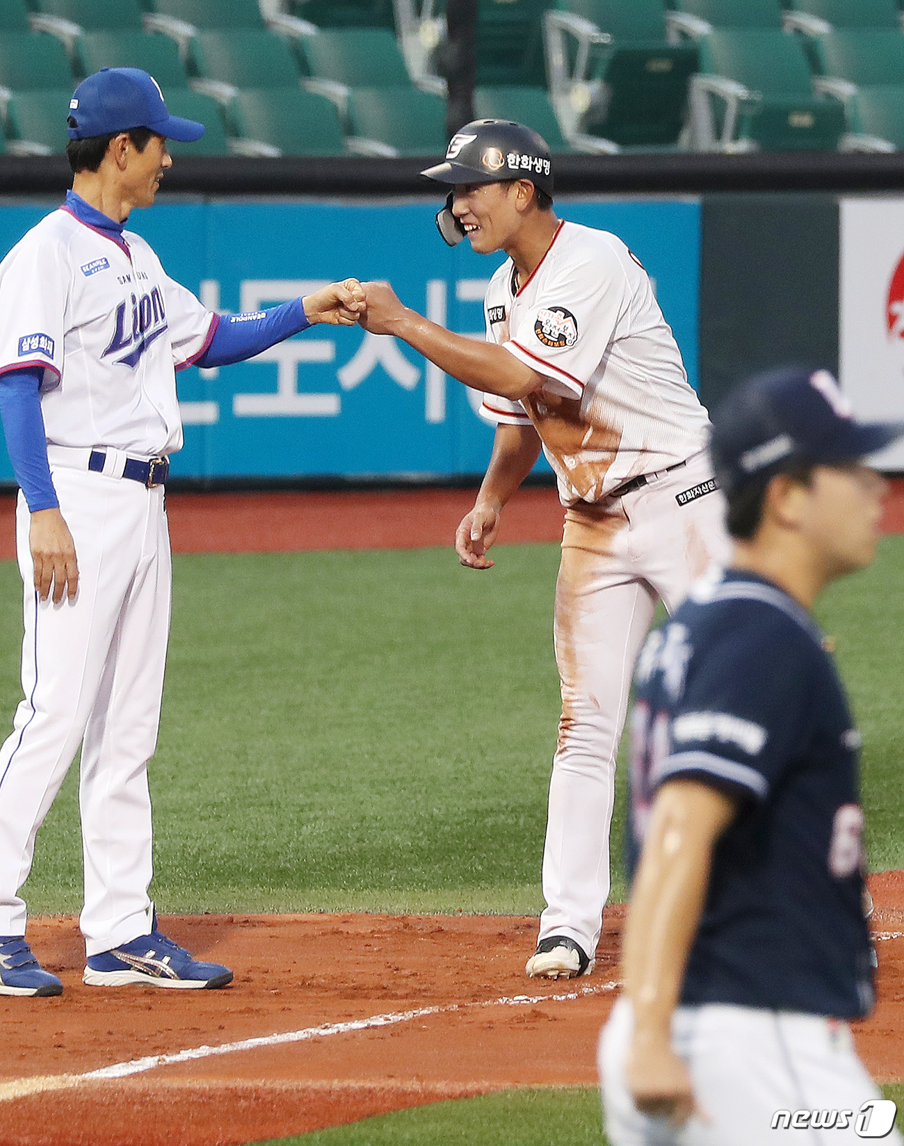 3루 베이스 밟은 한화 이동훈 - 뉴스1