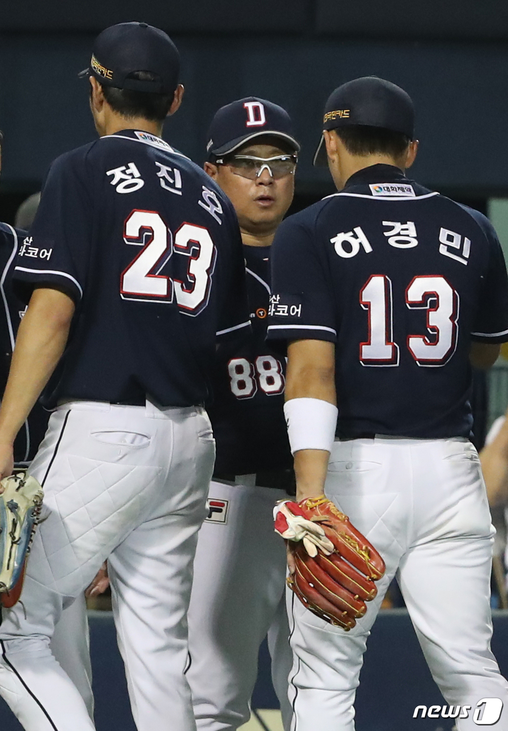 허경민 칭찬하는 두산 김태형 감독 - 뉴스1