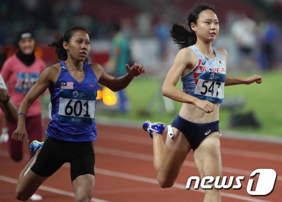 역주하는 육상 100m 김민지 - 뉴스1