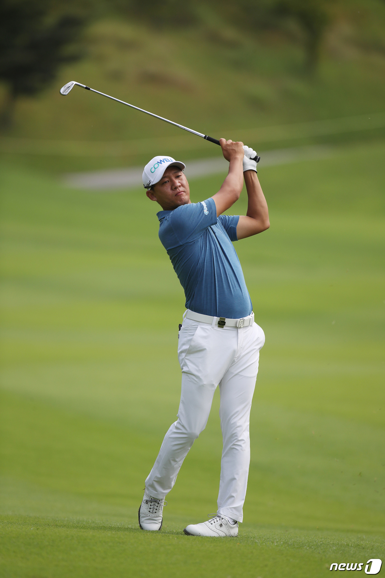세컨아이언샷 시도하는 권성열 - 뉴스1