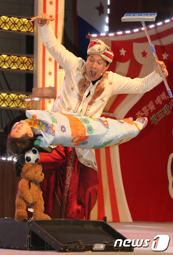 신기한 공중 부양 마술 - 뉴스1