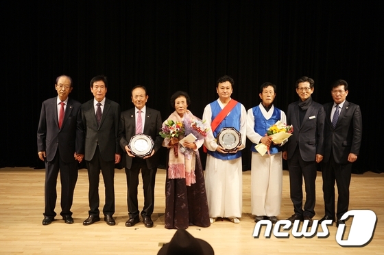 고창 애향대상에 '고창송씨 장학회' 설립자 송언기씨 - 뉴스1