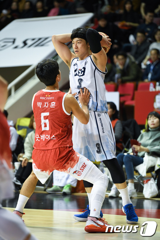 프로농구 KCC, 초반 압도하며 KGC 제압…5연승·2위 껑충 - 뉴스1