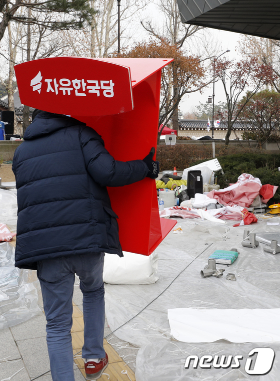 한국당 靑 앞 농성 천막 철거 뉴스1