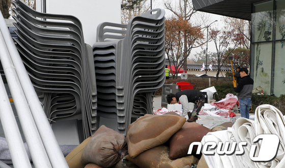 자유한국당 청와대 앞 농성 천막 철거 뉴스1