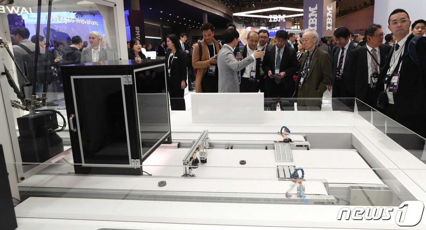 [MWC화보]"호텔방 꽃 장식까지 리얼"…SKT 5G 생생체험 - 뉴스1