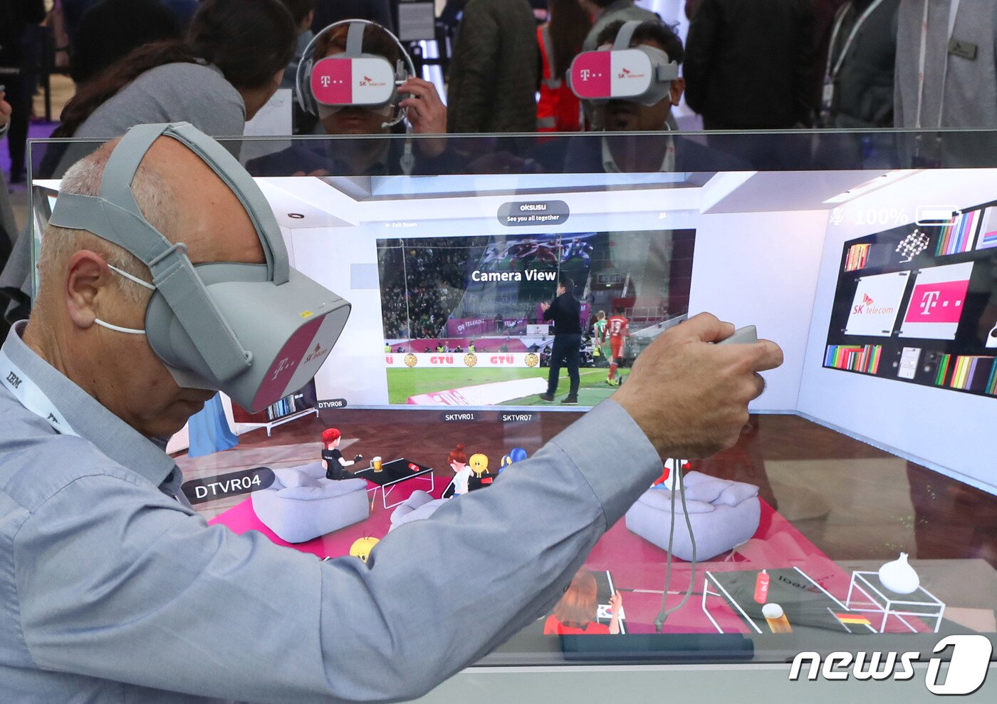 [MWC화보]"호텔방 꽃 장식까지 리얼"…SKT 5G 생생체험 - 뉴스1