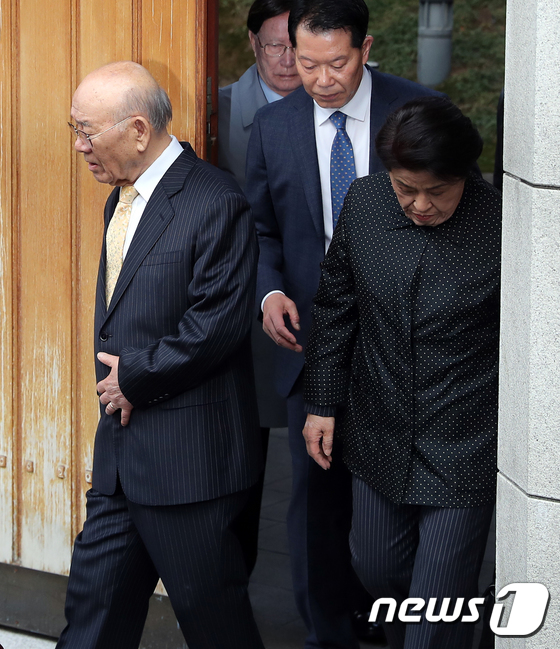 자택 나서는 전두환 이순자 뉴스1