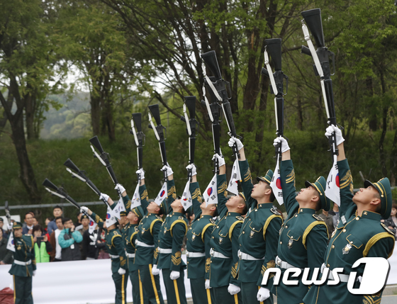 화려한 총검술 펼치는 육군 의장대 - 뉴스1