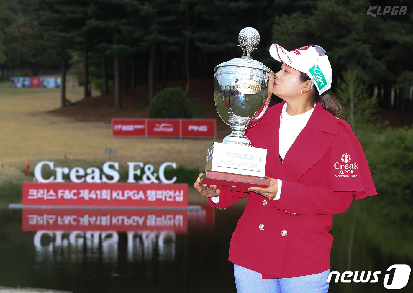 우승 트로피에 입맞추는 최혜진 - 뉴스1