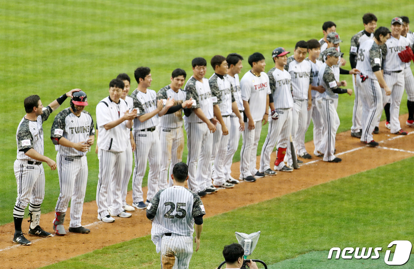 LG '접전끝에 짜릿한 승리' - 뉴스1