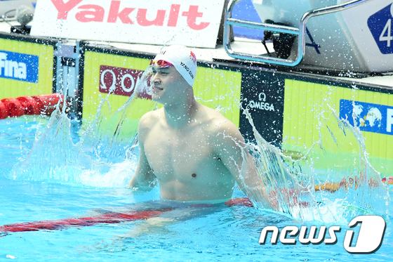 '자유형 200m 1위' 자축하는 쑨양 - 뉴스1