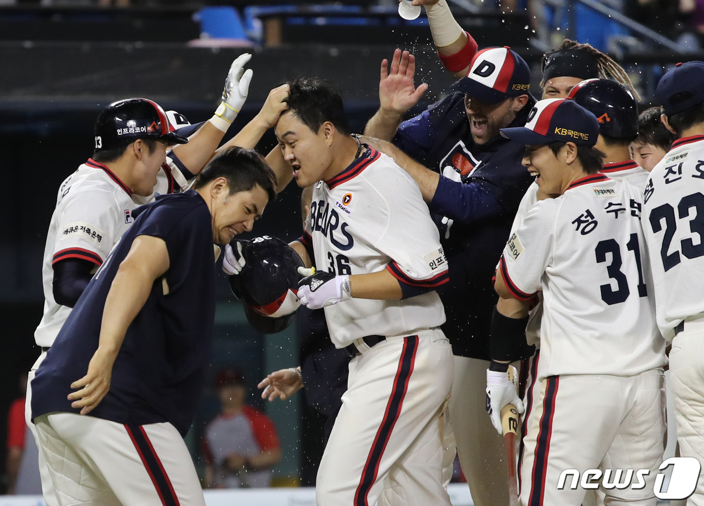 '12회 연장 끝내기 홈런 오재일' - 뉴스1