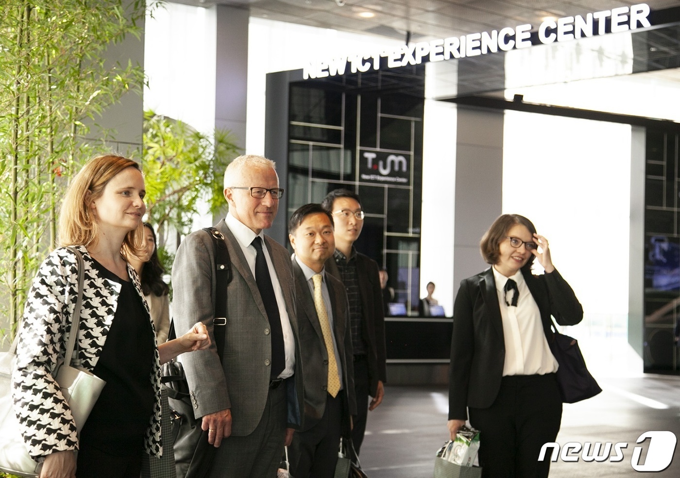 SKT, OECD 통신정책 리더들에게 5G 노하우 공유 - 뉴스1