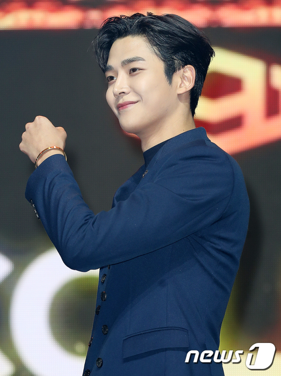 SF9 로운, 황금 팔찌 예쁘죠 - 뉴스1