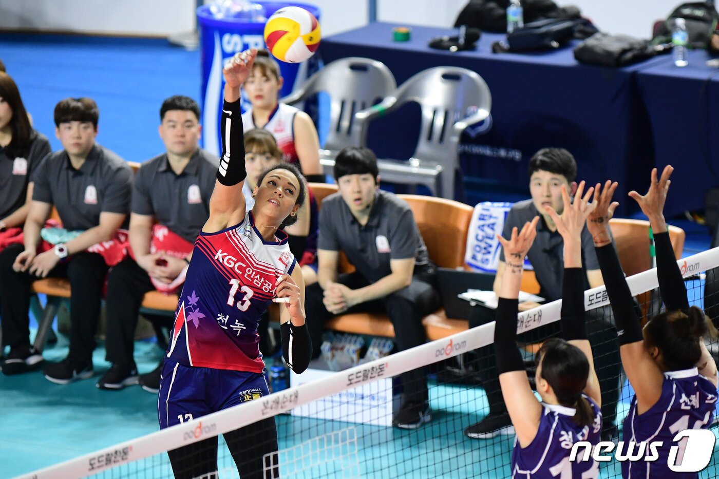 '파죽의 5연승' 대한항공, 선두 우리카드 바짝 추격…삼성화재 6연패 늪 - 뉴스1