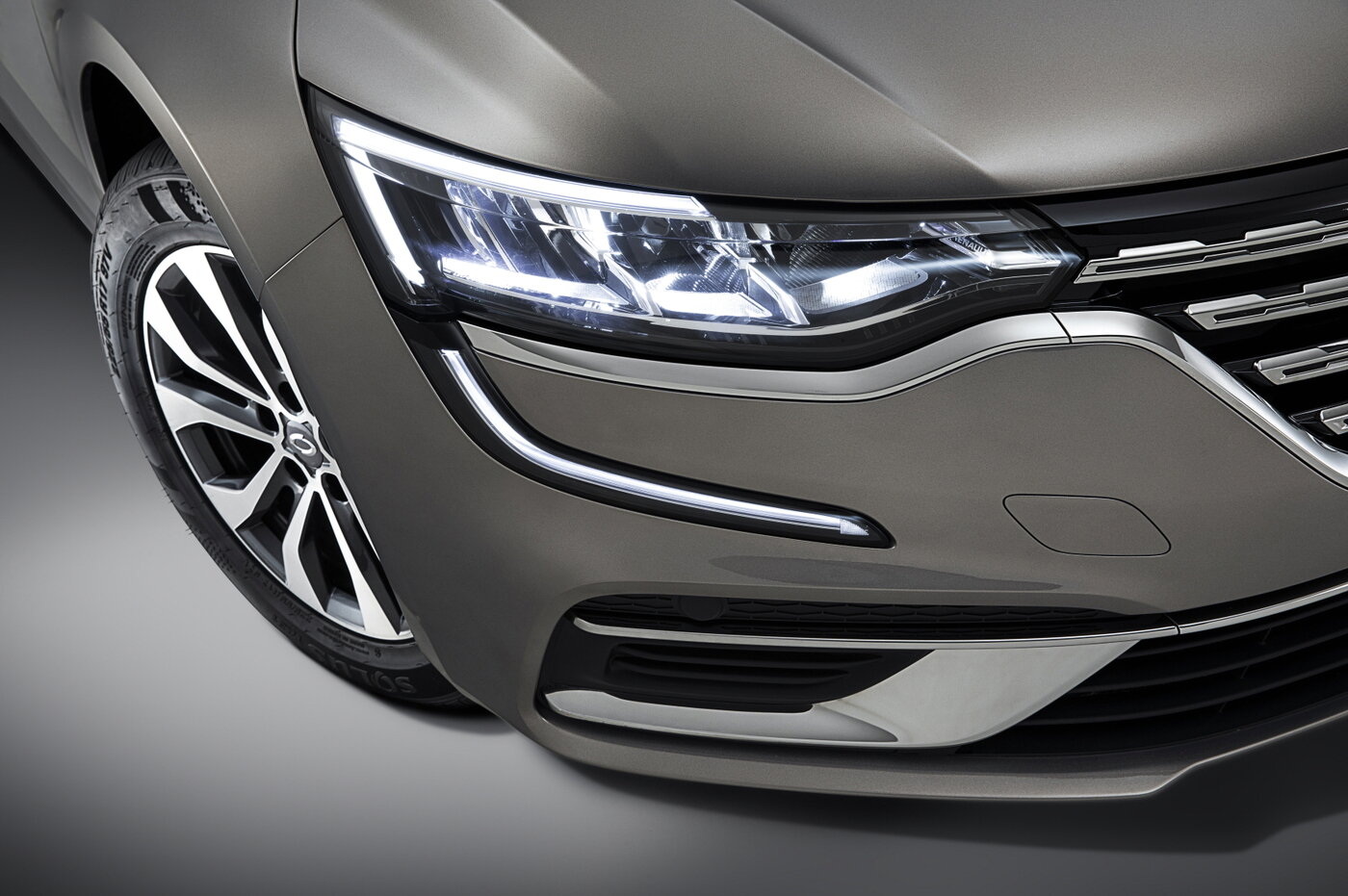 "2300억 투입해 칼 갈았다"…신형 SM6, 쏘나타·K5에 도전장 - 뉴스1