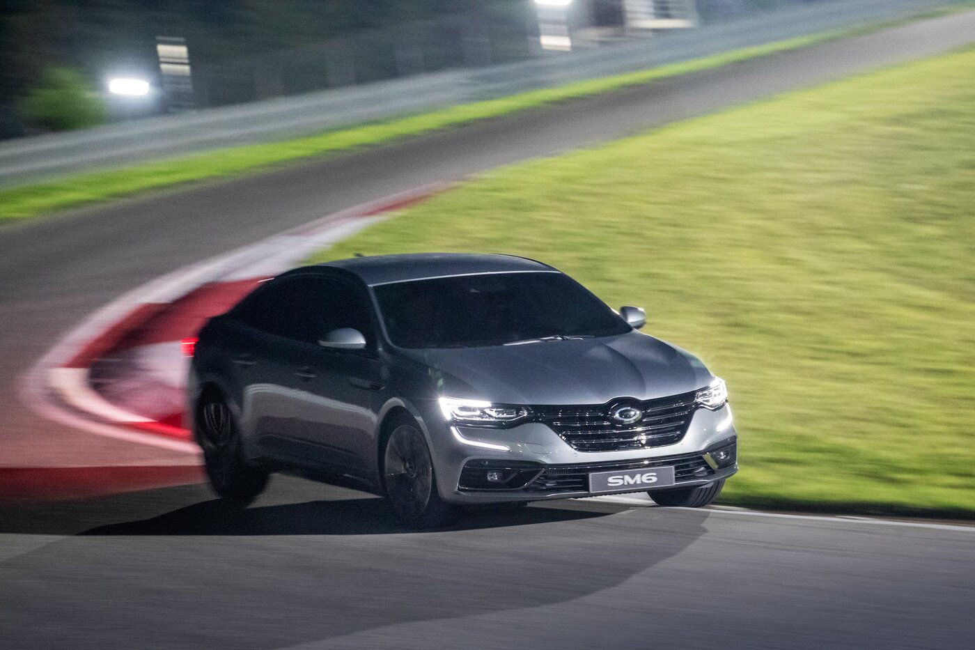 "2300억 투입해 칼 갈았다"…신형 SM6, 쏘나타·K5에 도전장 - 뉴스1