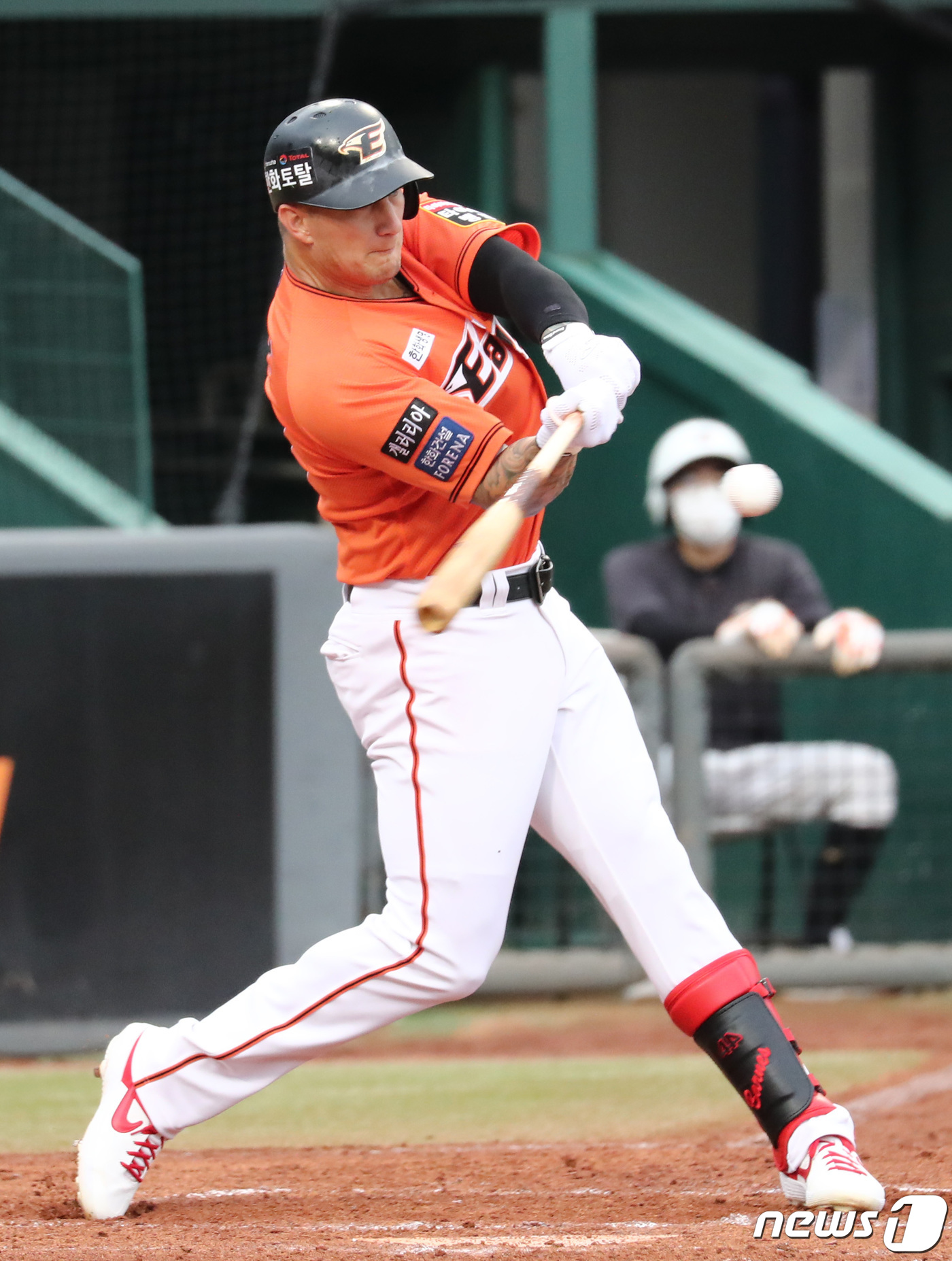 연타석 홈런 노리는 반즈 - 뉴스1