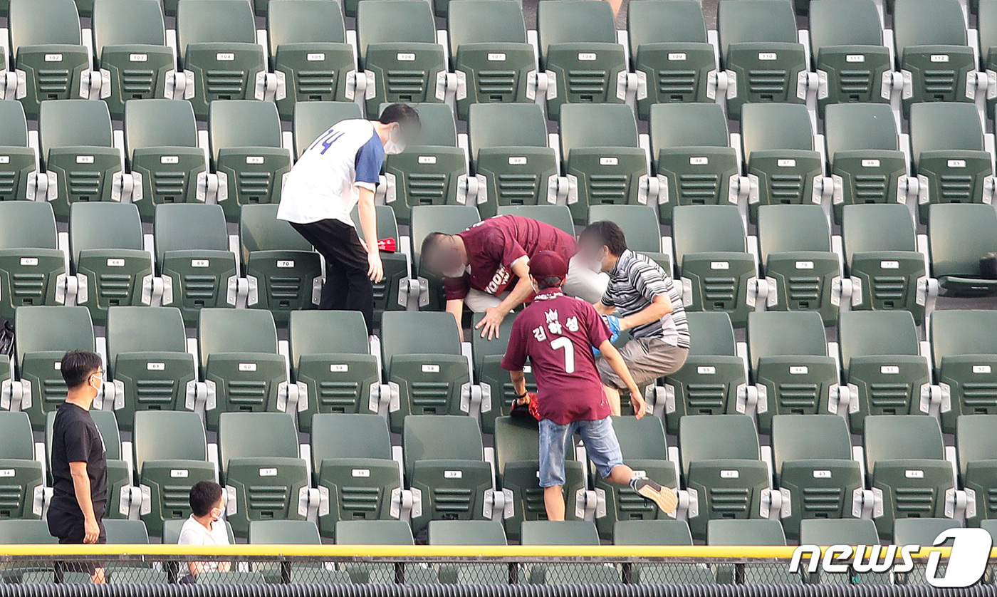 '홈런볼을 찾아라' - 뉴스1